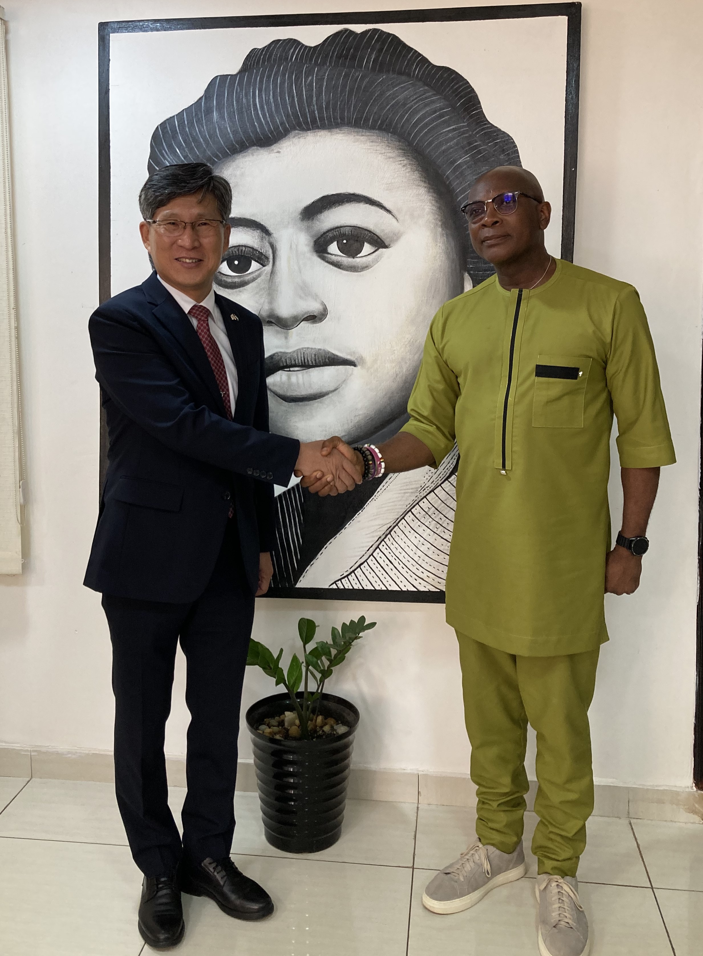 김판규 대사, Conrad Omalikeh Sackey 시에라리온 기초・중등 교육부 장관 면담(2.6) 상세보기|공관 활동사항 ...